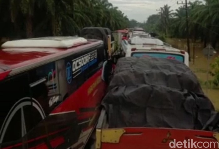 Banjir di Aceh Tamiang, Jalan Lintas Medan-Banda Aceh Lumpuh Total
