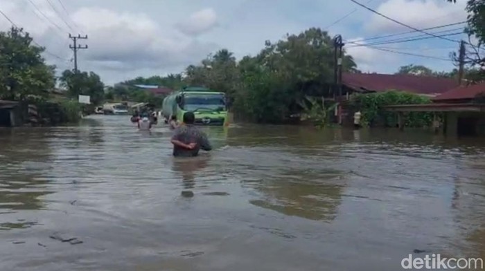 Sudah 4 Hari Lalu Lintas Aceh-Sumut Lumpuh Akibat Banjir di Aceh Tamiang