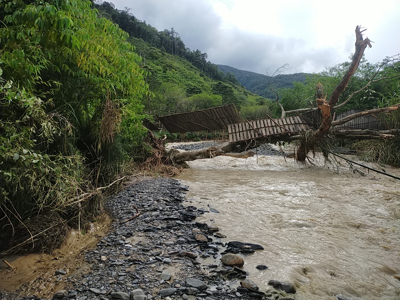 Akibat Hujan Deras Jembatan Gantung di Pantan Cuaca Putus Terseret Arus