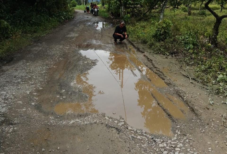 Puluhan Tahun Jalan Rusak di Desa Penosan Agara Tak Kunjung Diperbaiki