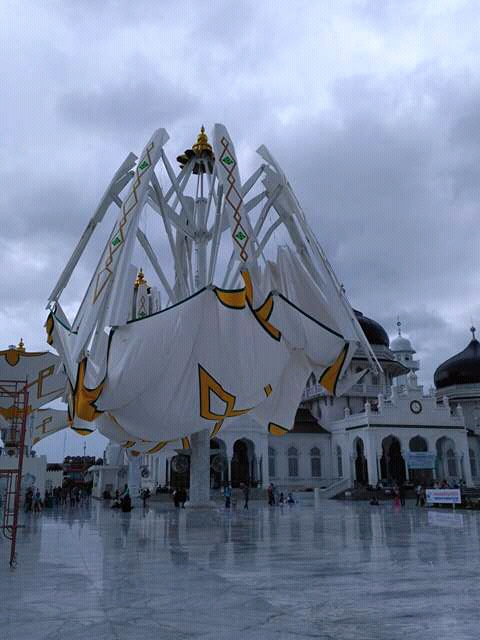 Satu Payung di Masjid Baiturrahman Rusak Jadi Viral