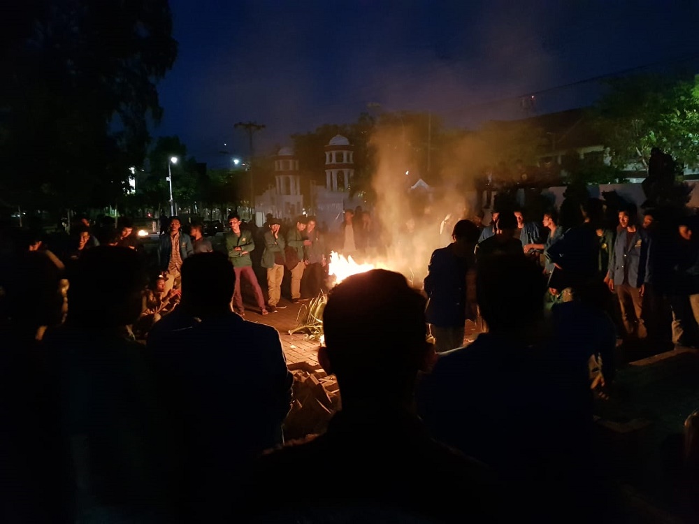 Mahasiswa Bakar Ban Bekas dan Ranting Kayu Kering